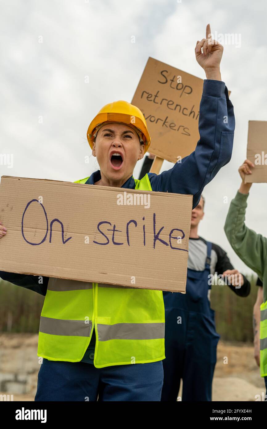 Roaring crowd hi-res stock photography and images - Alamy