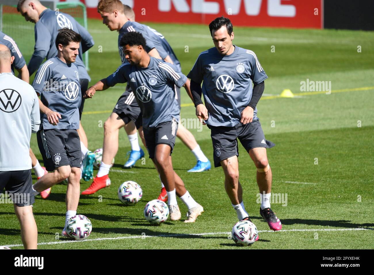 From left: Mats HUMMELS, Serge GNABRY, Jonas HOFMANN. Training. German ...