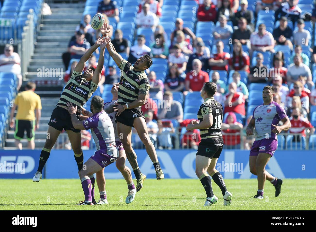 Mark Ioane (10) and Anthony Gelling (32) of Leigh Centurions challenge ...