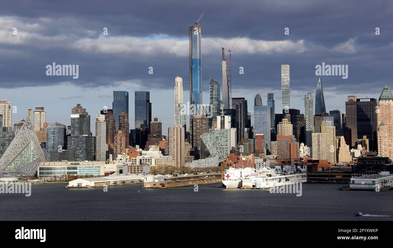 Manhattan West Side waterfront, Hospital ship USNS COMFORT docked at ...