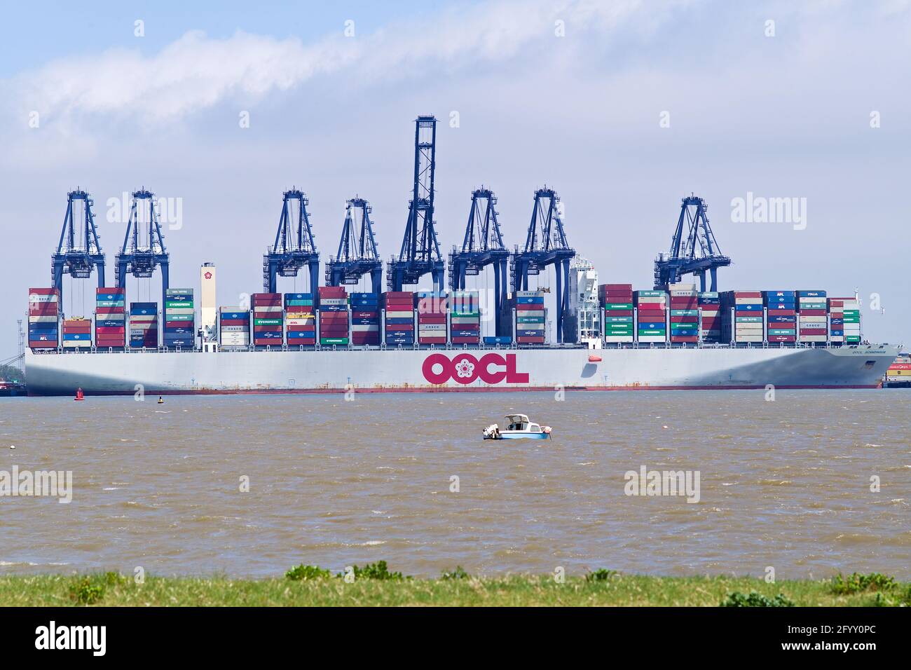 Oocl container ship hi-res stock photography and images - Alamy