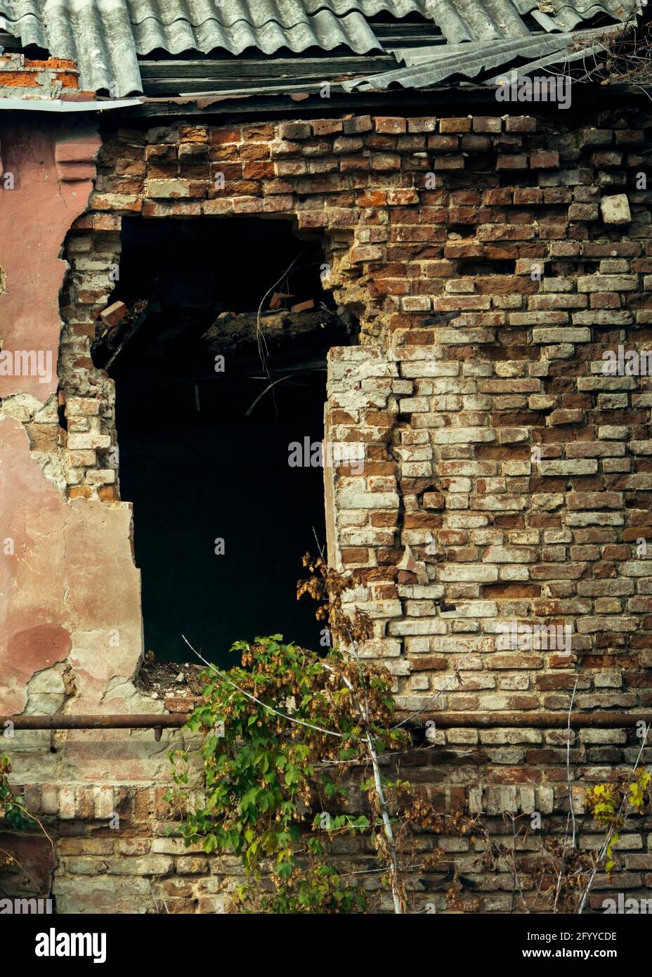Abandoned. A wall in an old ruined house Stock Photo - Alamy