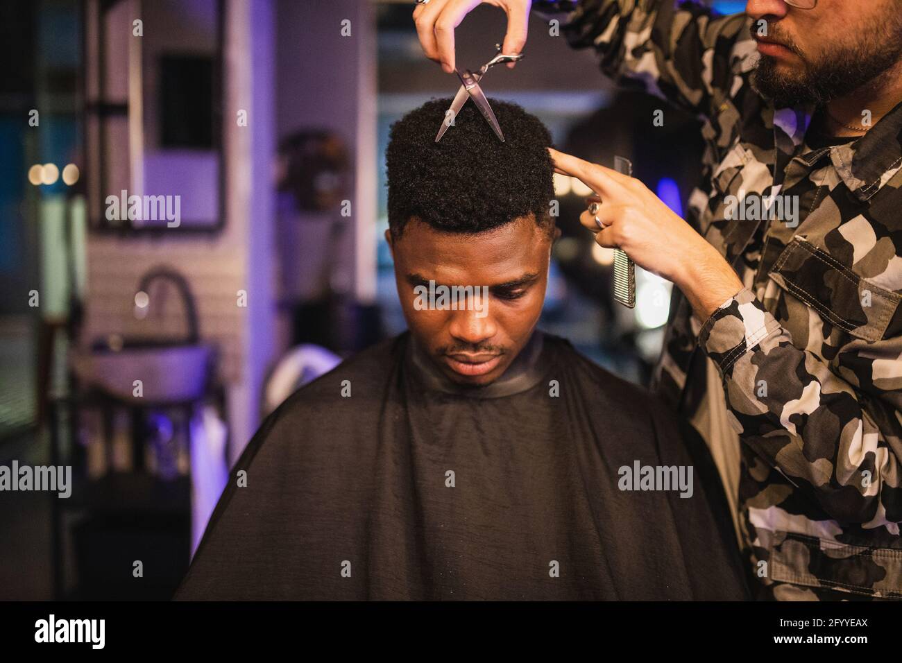 African american men barber hi-res stock photography and images - Alamy