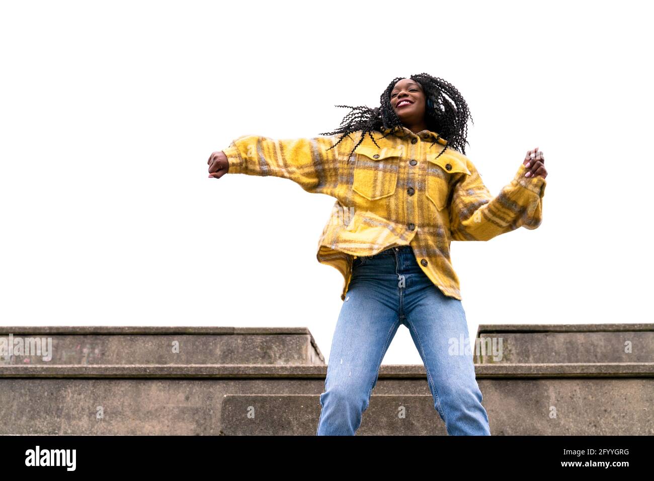 Dancer young woman outdoors shaking hi-res stock photography and images ...