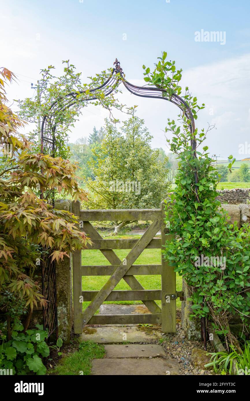 Garden gate arch hi-res stock photography and images - Alamy