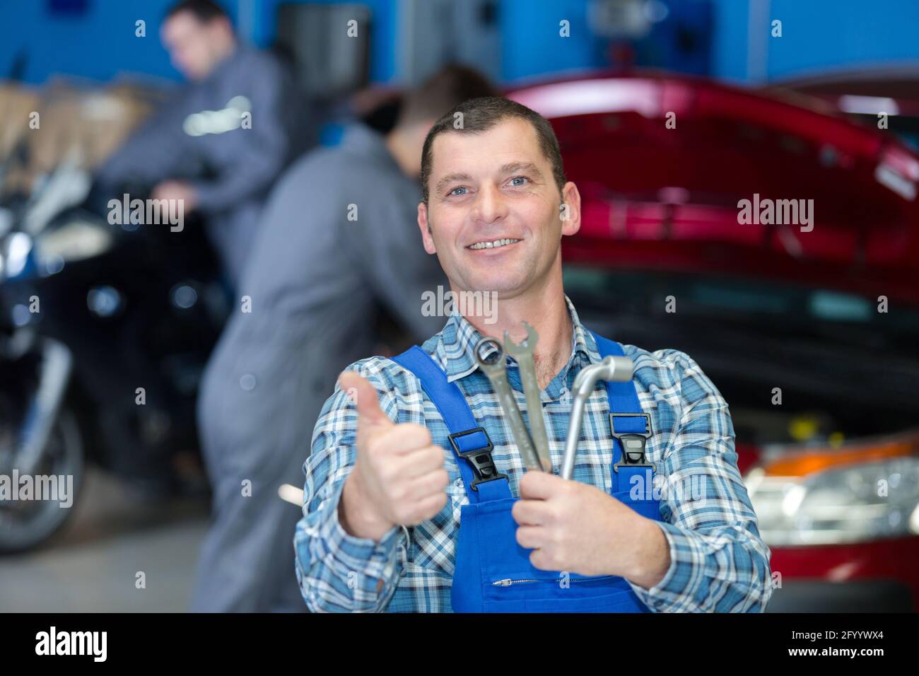 portrait of smiling mechanic thumbs up Stock Photo - Alamy