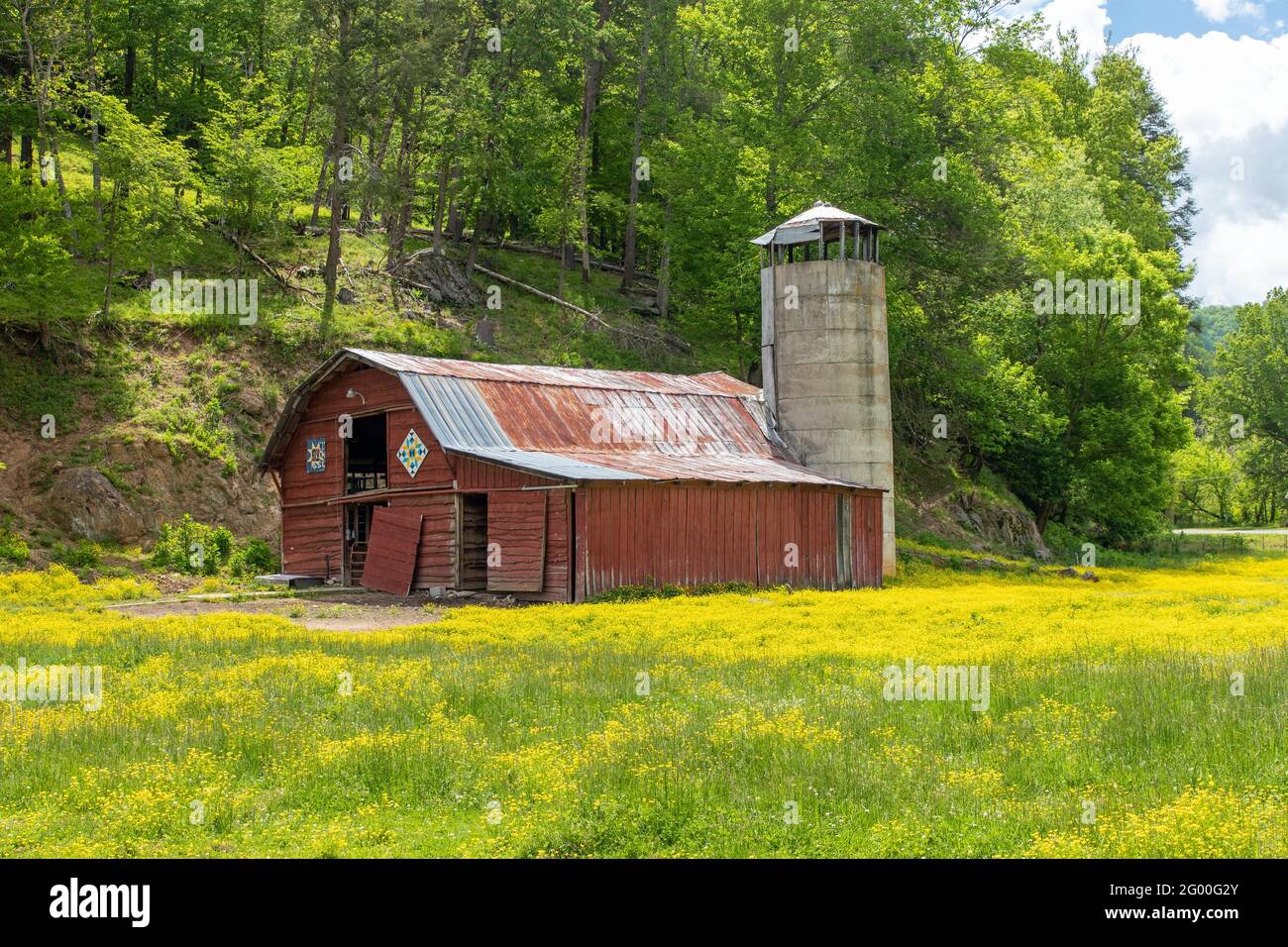 Red barn and flowers hi-res stock photography and images - Alamy