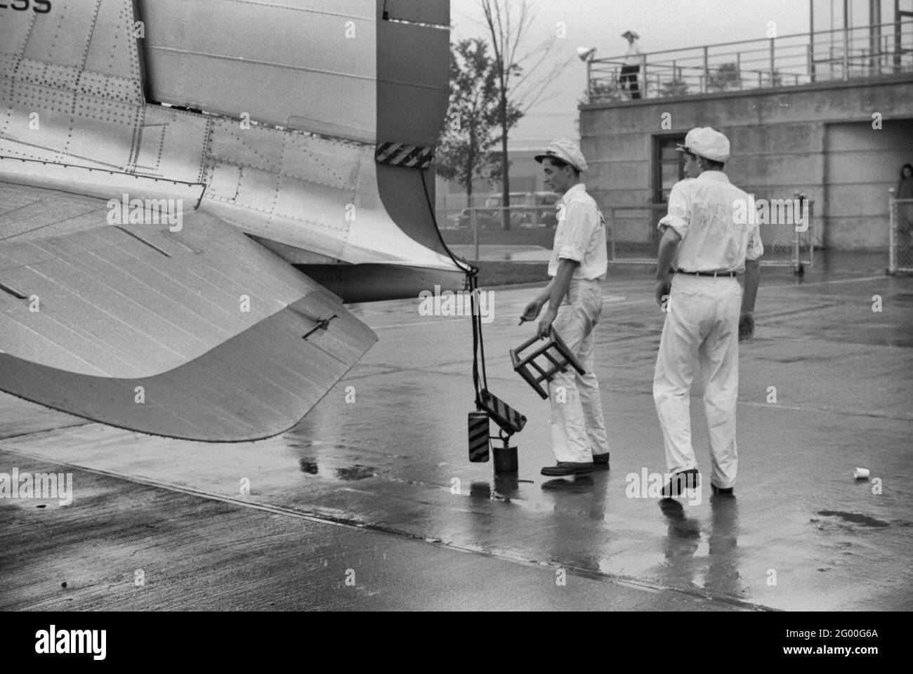 Airport ground crew hi-res stock photography and images - Alamy