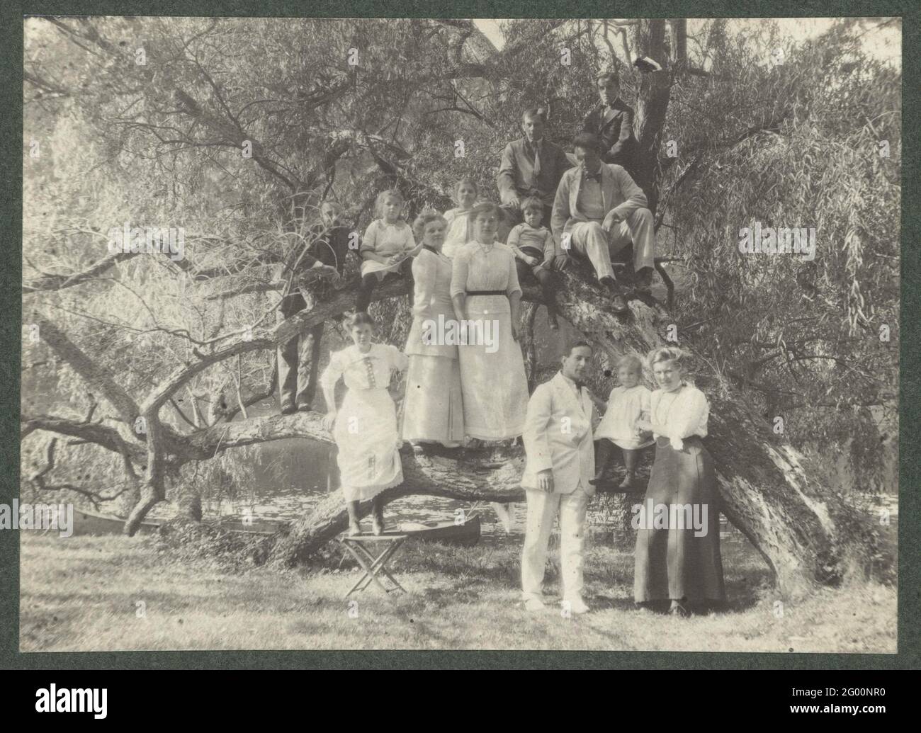 Group portrait of the Kessler family at a fallen tree. In the middle ...