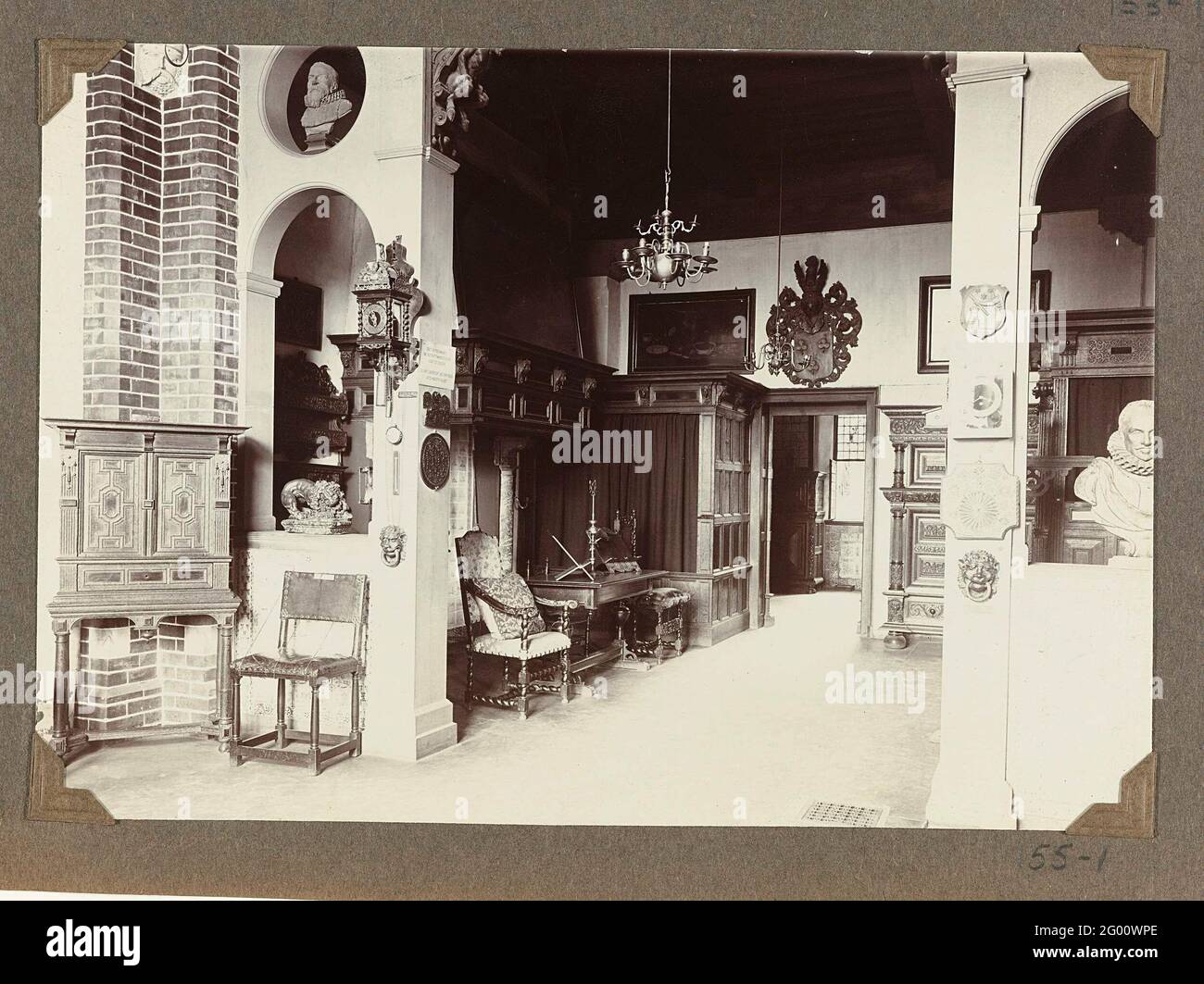 Column mantle clock hi-res stock photography and images - Alamy