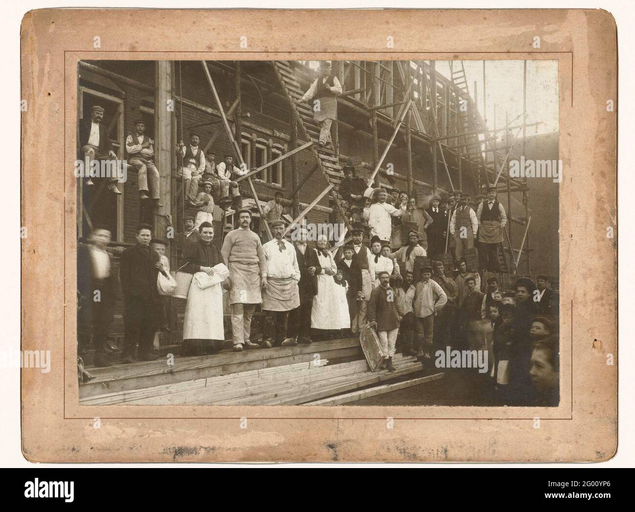 Group portrait of workers at a house under construction Stock Photo - Alamy
