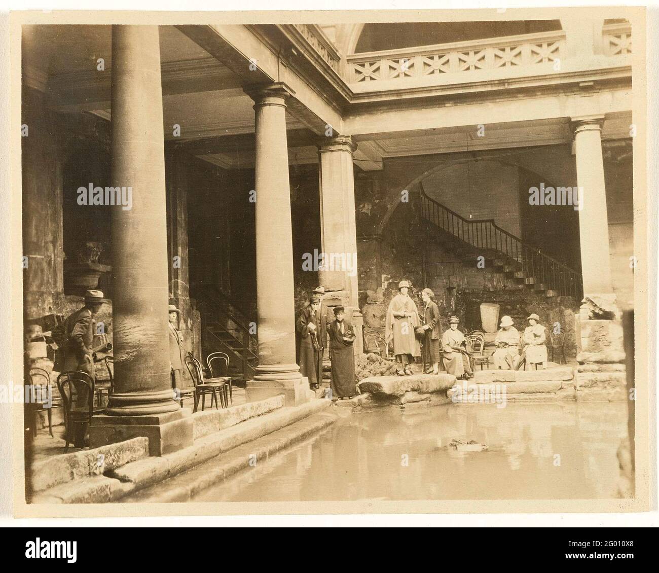 Group of American tourists at the Roman Baths in Bath, England Stock ...