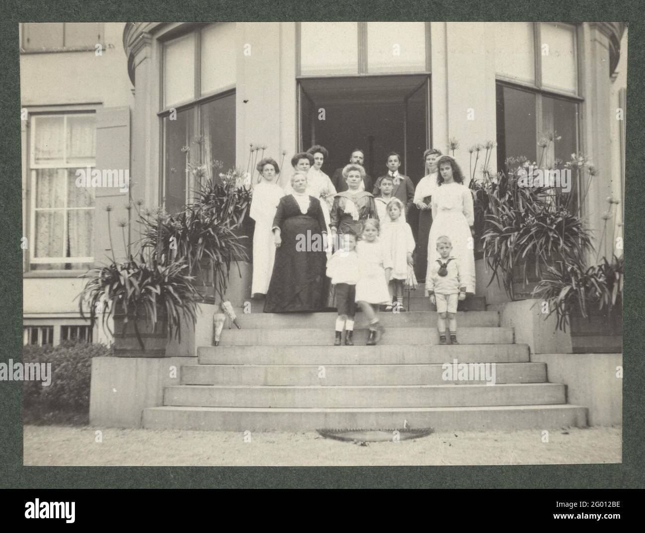 Group portrait of the Kessler family on Landgoed Paauw Landgoed Bordes ...