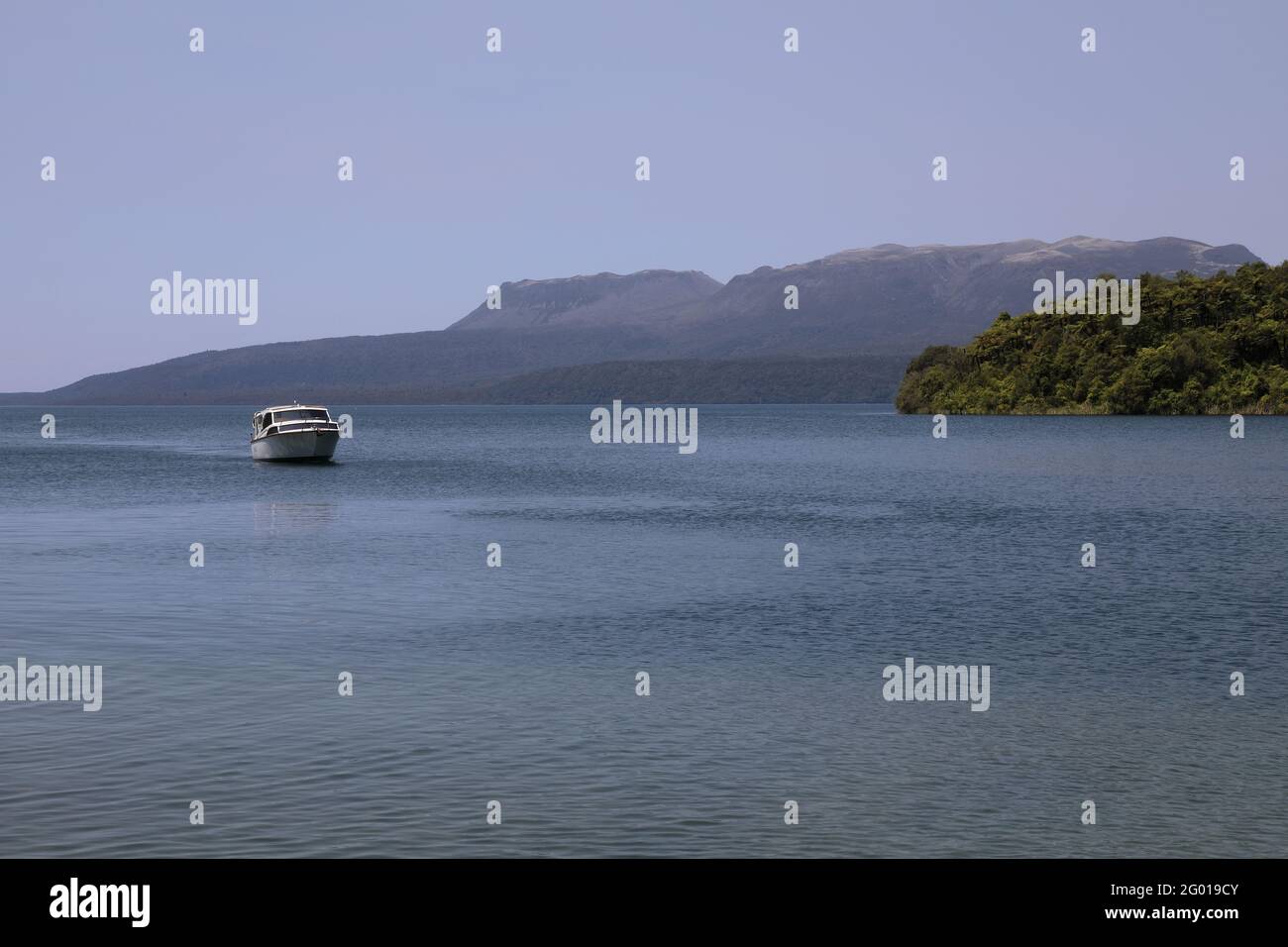 Lake Rotokakahi / Lake Rotokakahi Stock Photo - Alamy