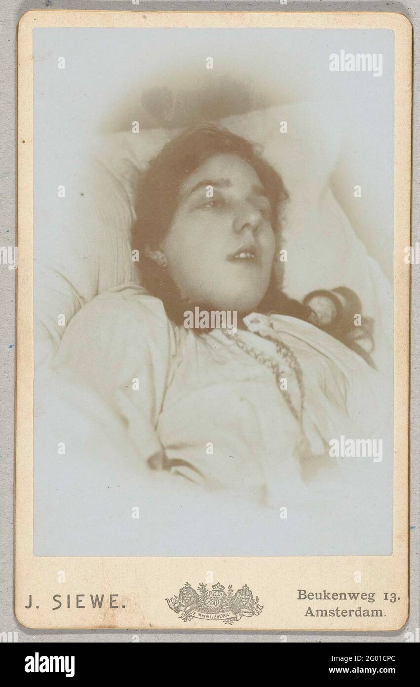 Post-mortem portrait of a woman with opened eyes Stock Photo - Alamy