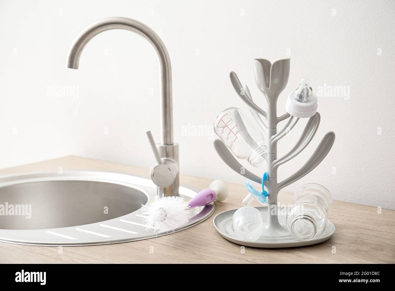 Glass bottles sink hi-res stock photography and images - Alamy