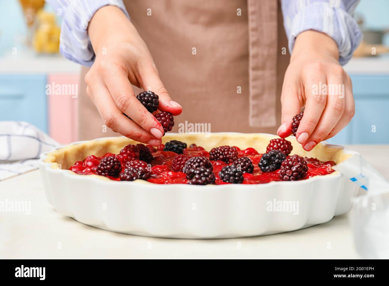 Woman cooking berry pie in kitchen Stock Photo - Alamy