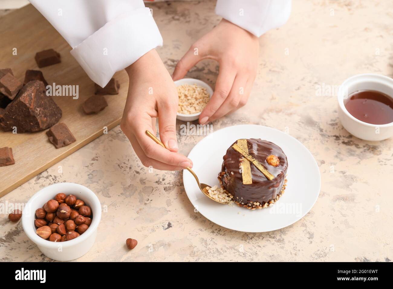 Woman cooking chocolate cake hi-res stock photography and images - Alamy