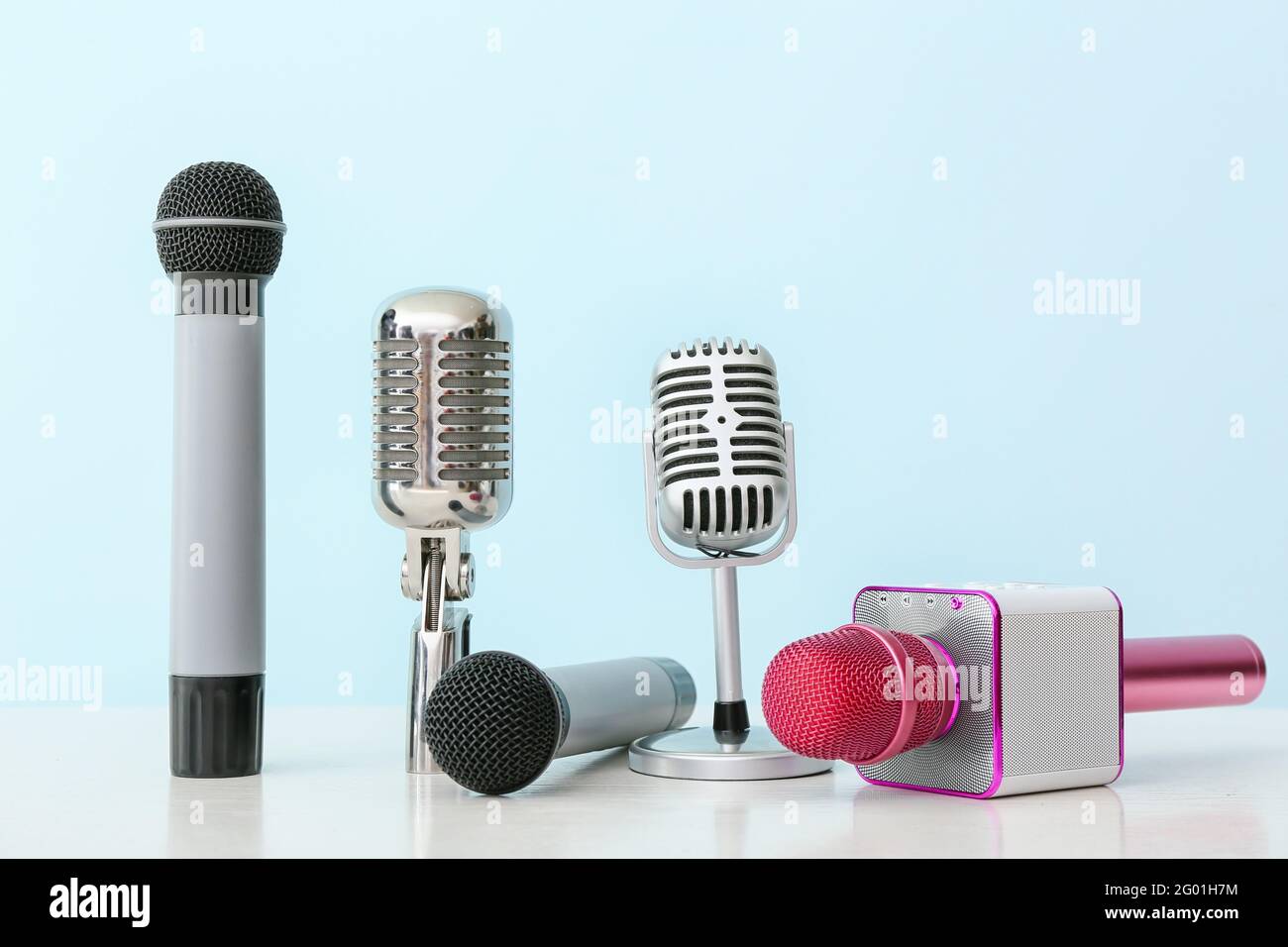 Vintage concert microphones hi-res stock photography and images - Alamy