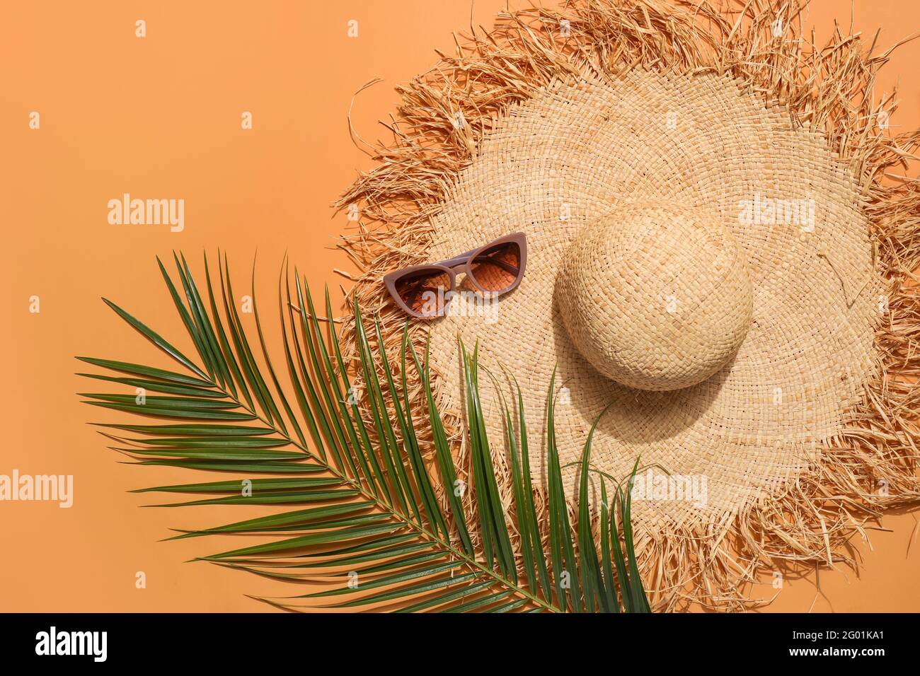 Stylish beach hat with sunglasses on color background Stock Photo - Alamy