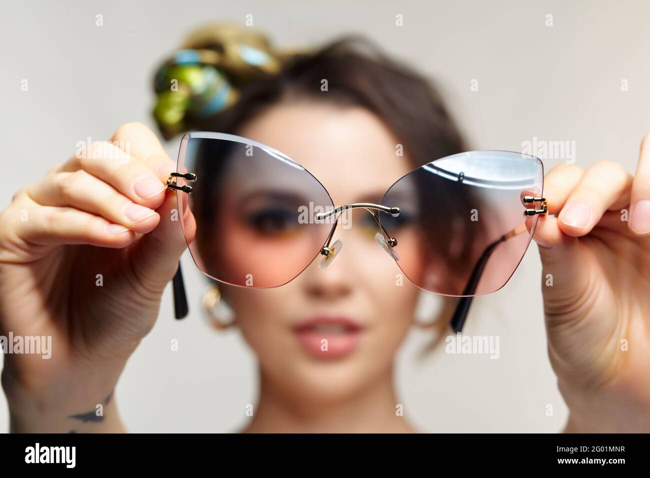 Hand fingers lipstick hi-res stock photography and images - Alamy