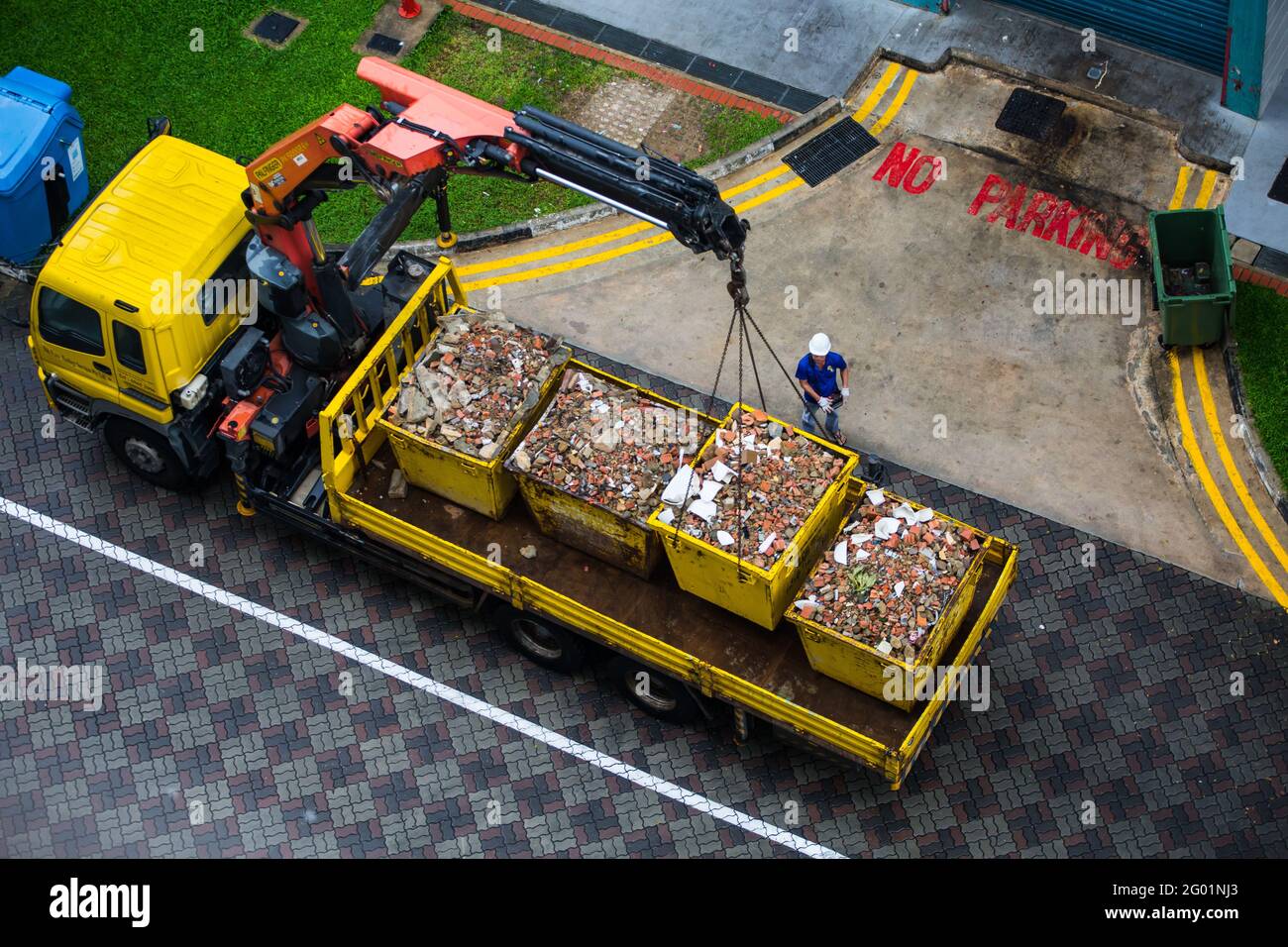 Crane lifting bricks hi-res stock photography and images - Alamy