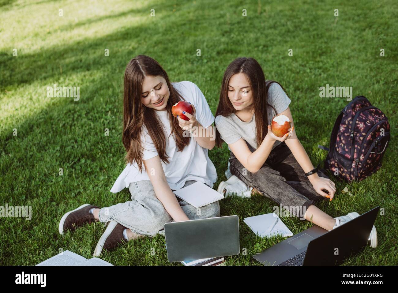 College students eating lunch hi-res stock photography and images - Alamy