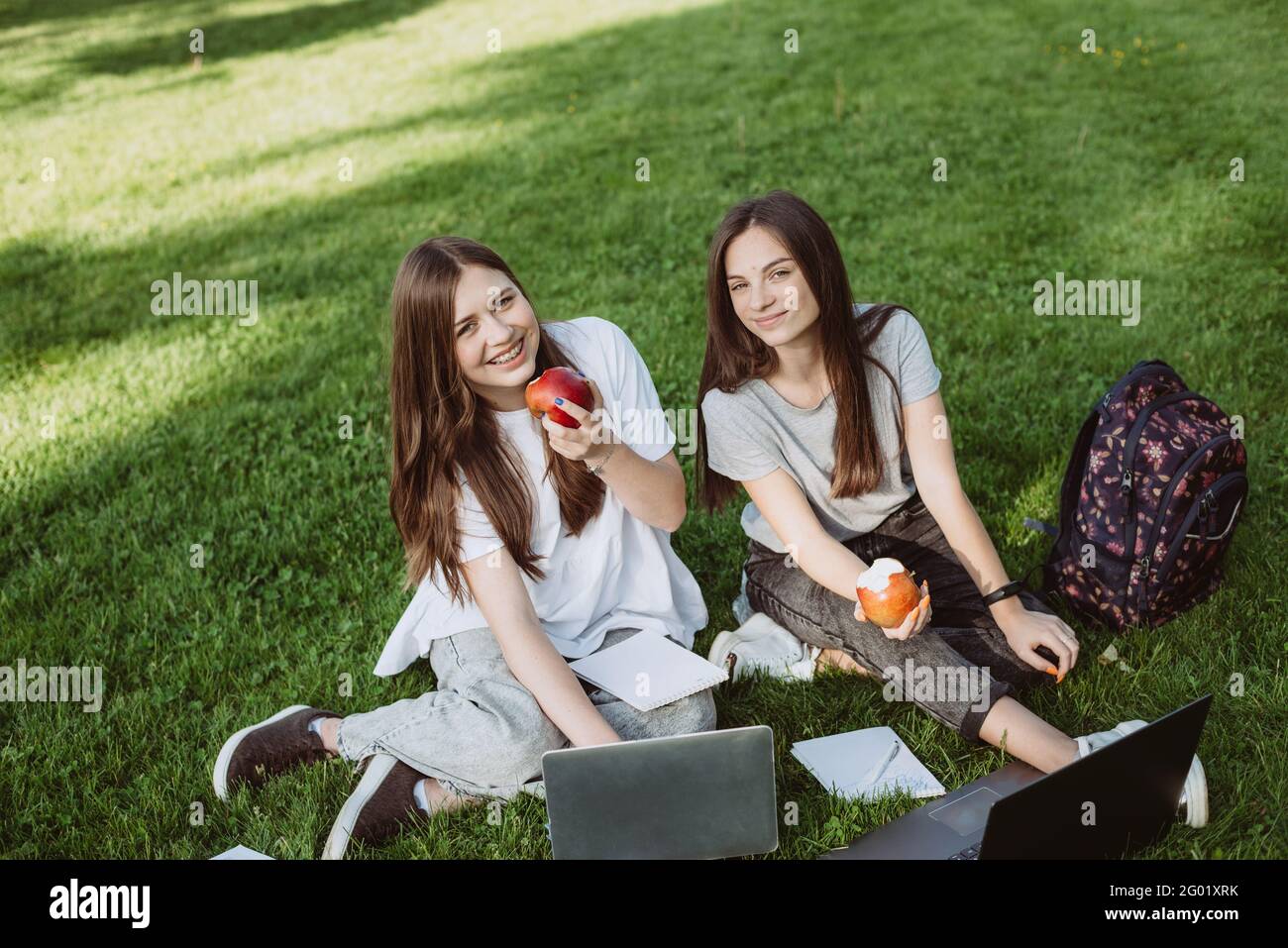 College students eating lunch hi-res stock photography and images - Alamy