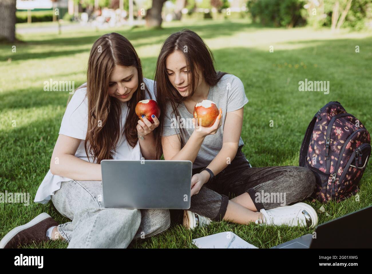 College students eating lunch hi-res stock photography and images - Alamy