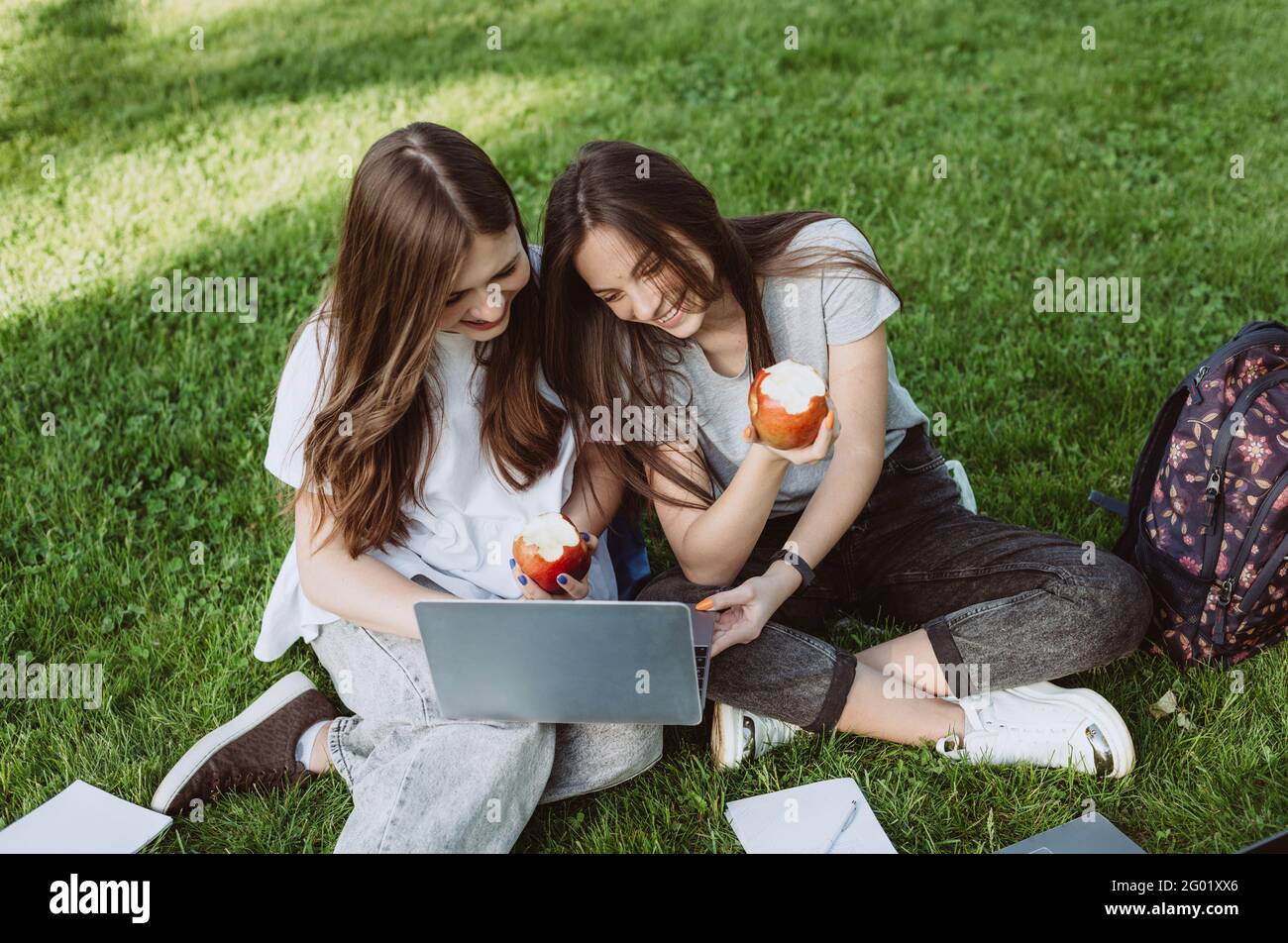High school students eating lunch hi-res stock photography and images ...