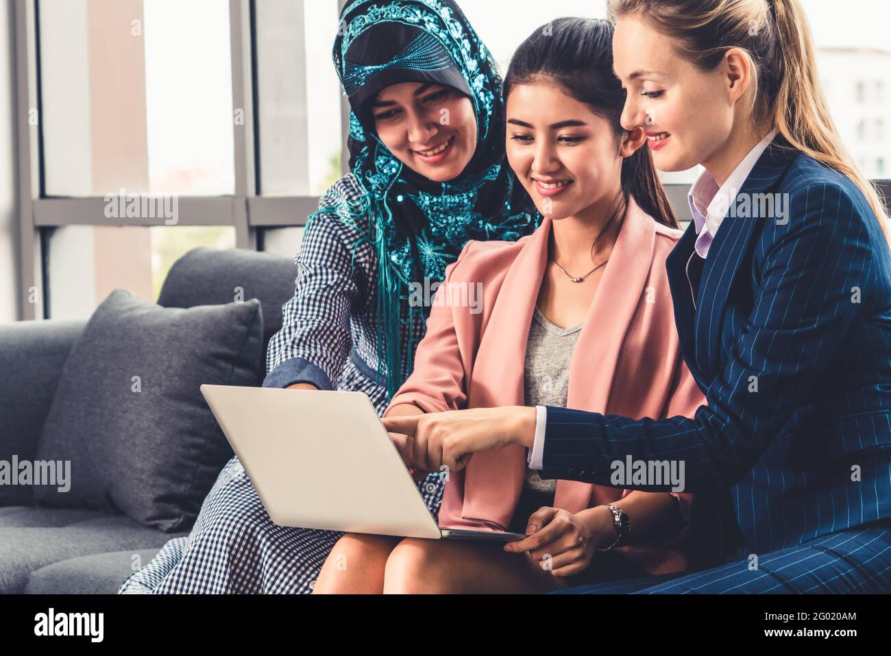 Arabic girl studying hi-res stock photography and images - Alamy