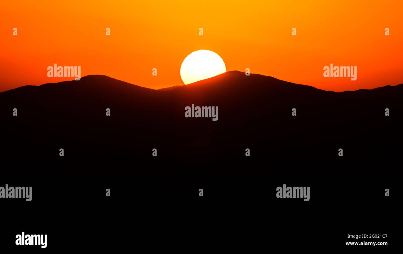 Majestic mountain sunset wallpaper hi-res stock photography and images ...