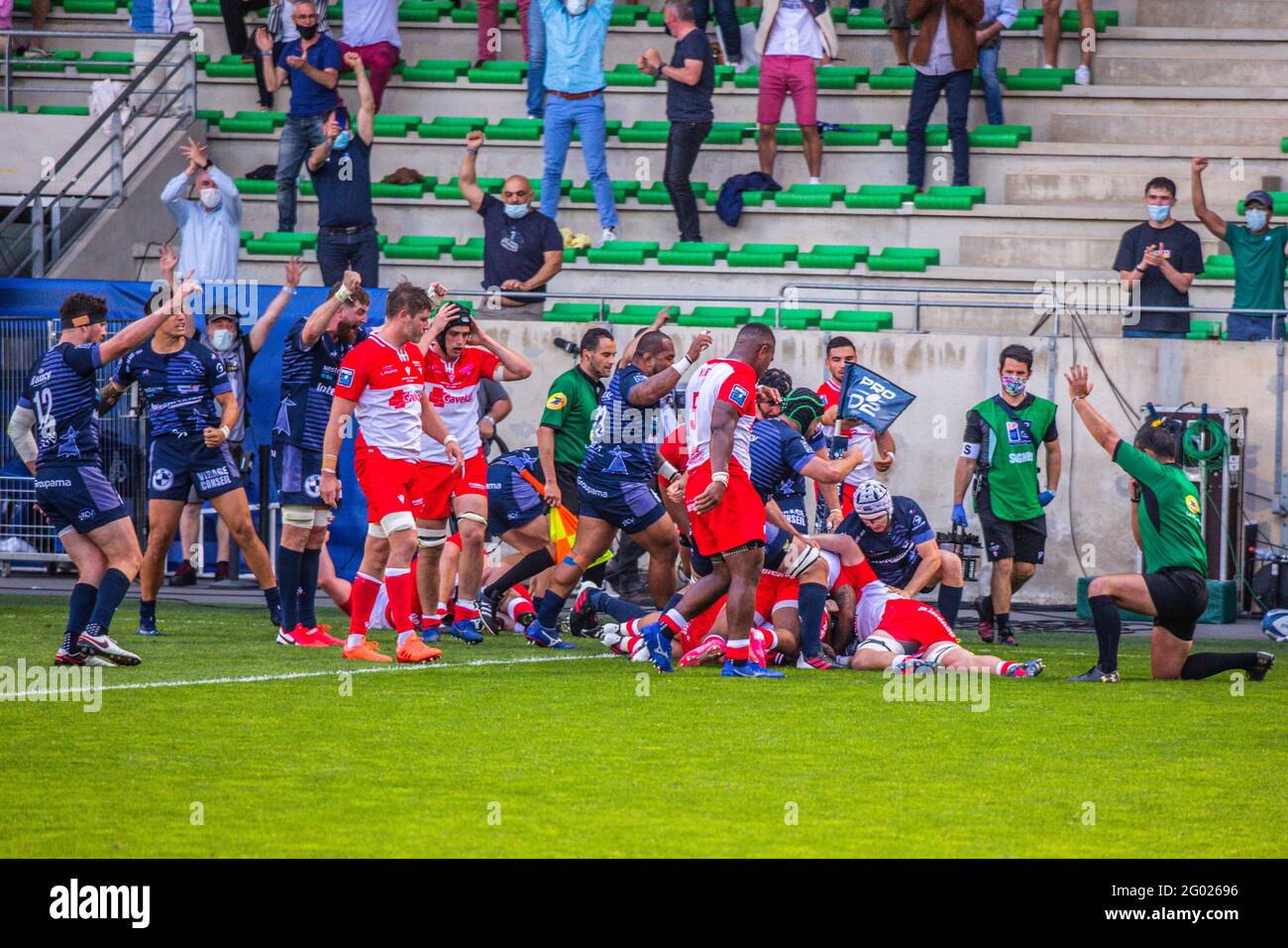 Joseph Edwards of Vannes scores a try during the French championship ...