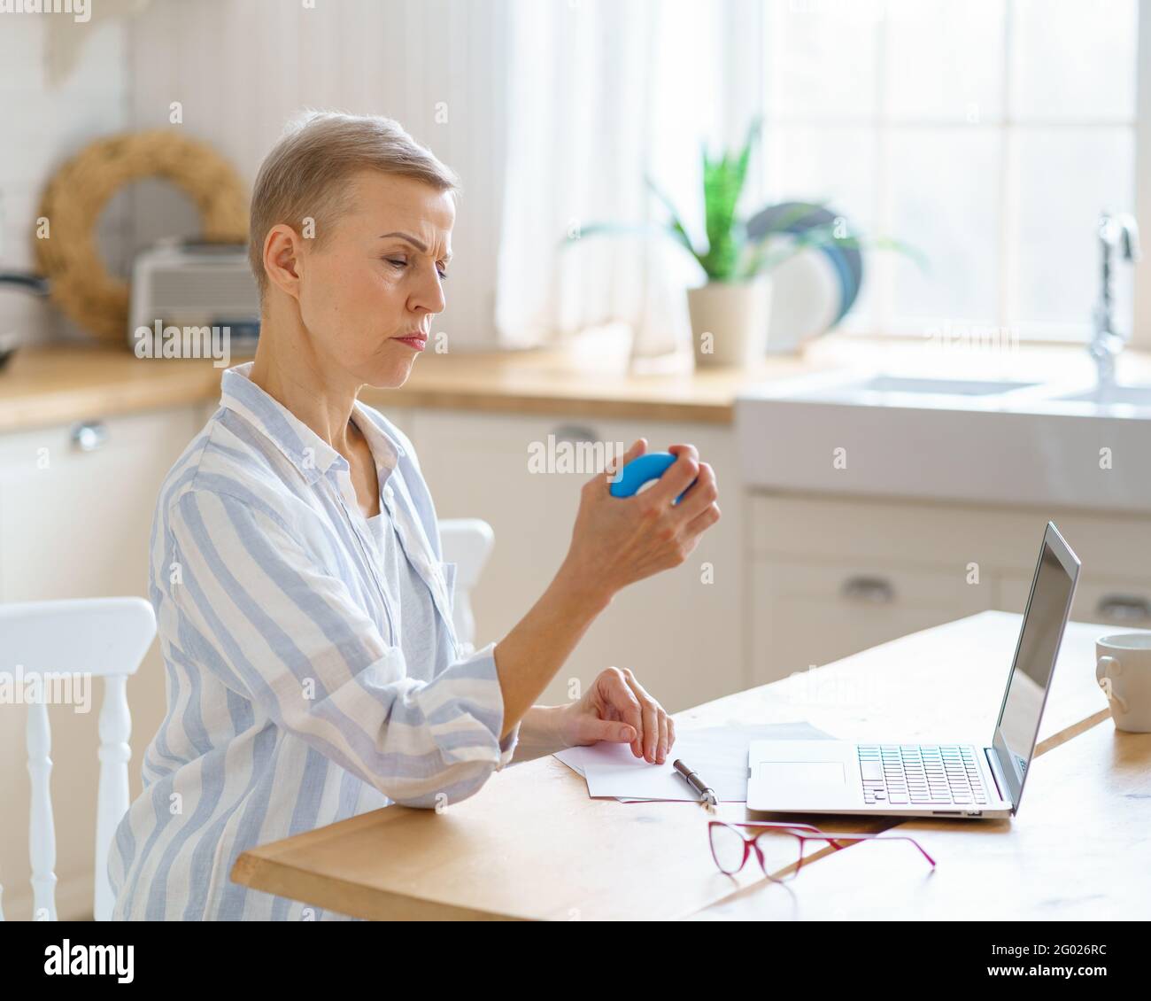 Woman carpal tunnel syndrome office hi-res stock photography and images ...