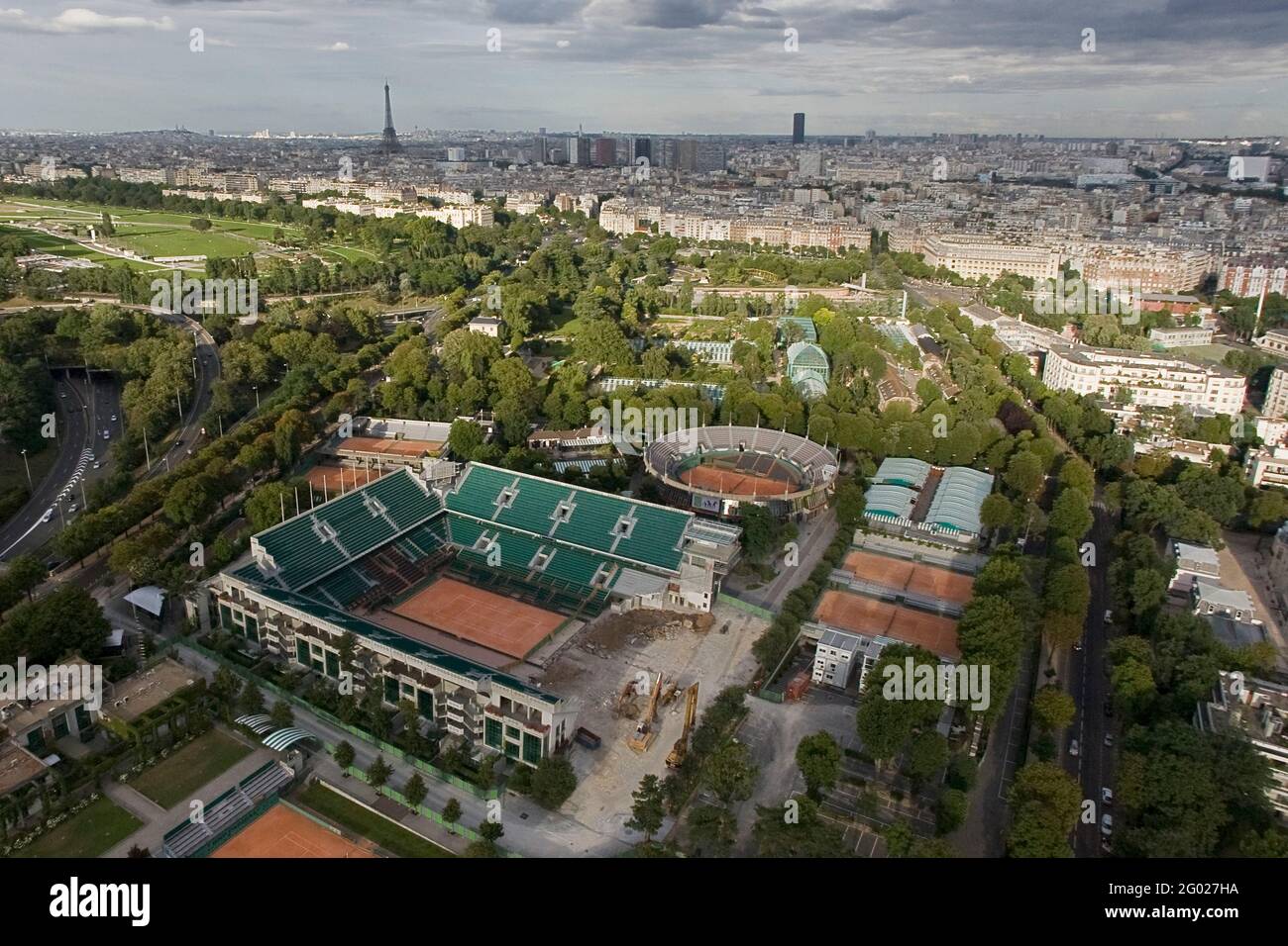 FRANCE; PARIS (75) 16TH DISTRICT. AT FIRST PLAN (L TO R), ROLAND GARROS ...
