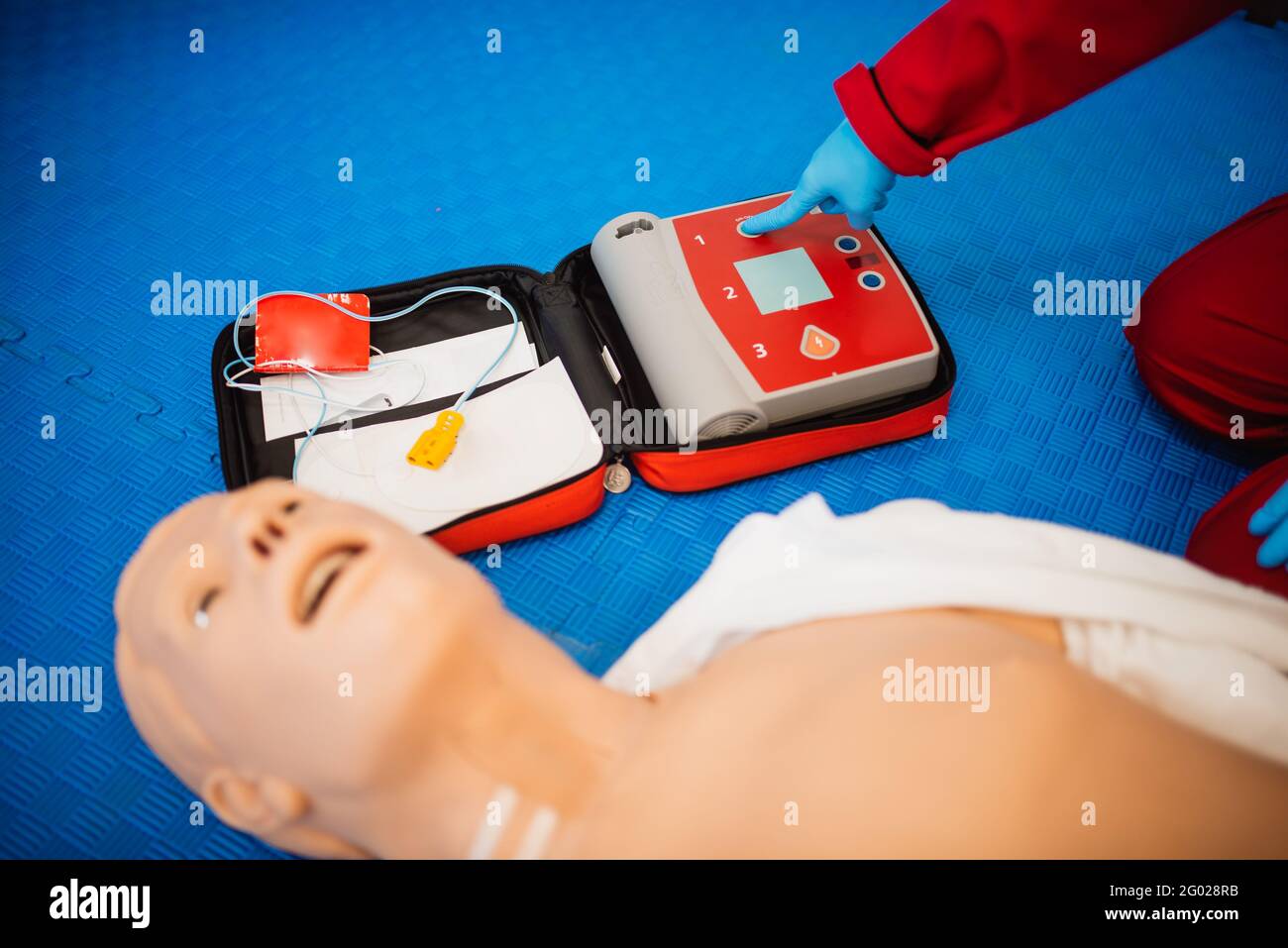 Cpr with aed training. Paramedic demonstrate Cardiopulmonary ...