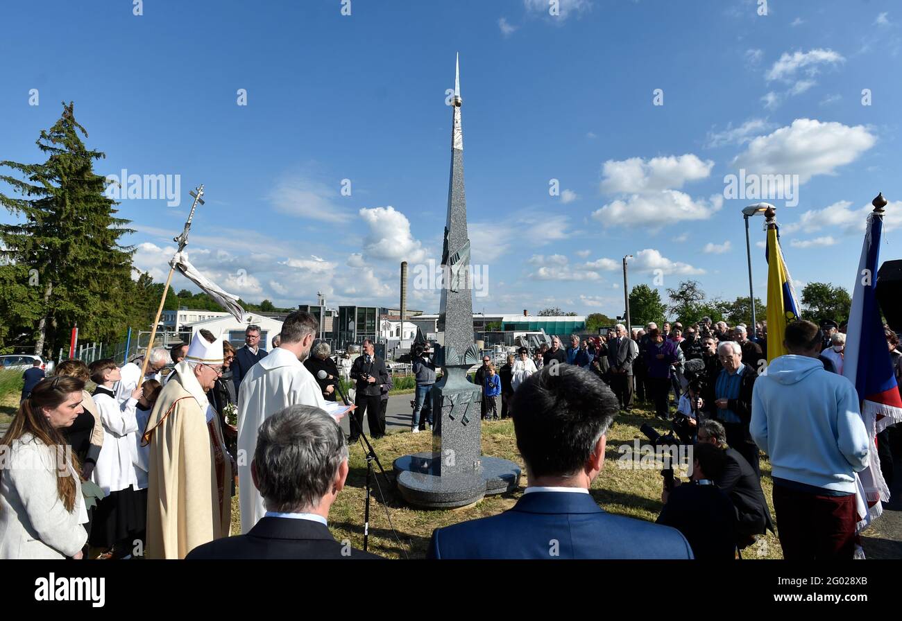 Ceremonial unveiling statue hi-res stock photography and images - Alamy