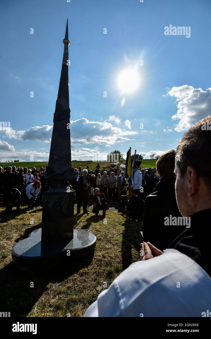 Ceremonial unveiling statue hi-res stock photography and images - Alamy