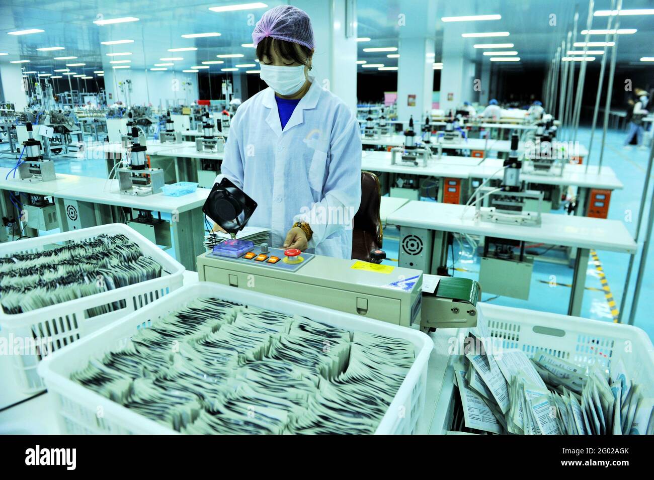 N95 mask production hi-res stock photography and images - Alamy
