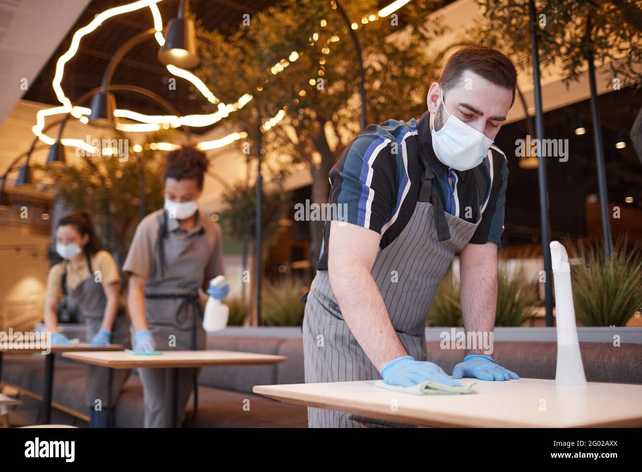 Person cleaning tables hi-res stock photography and images - Alamy