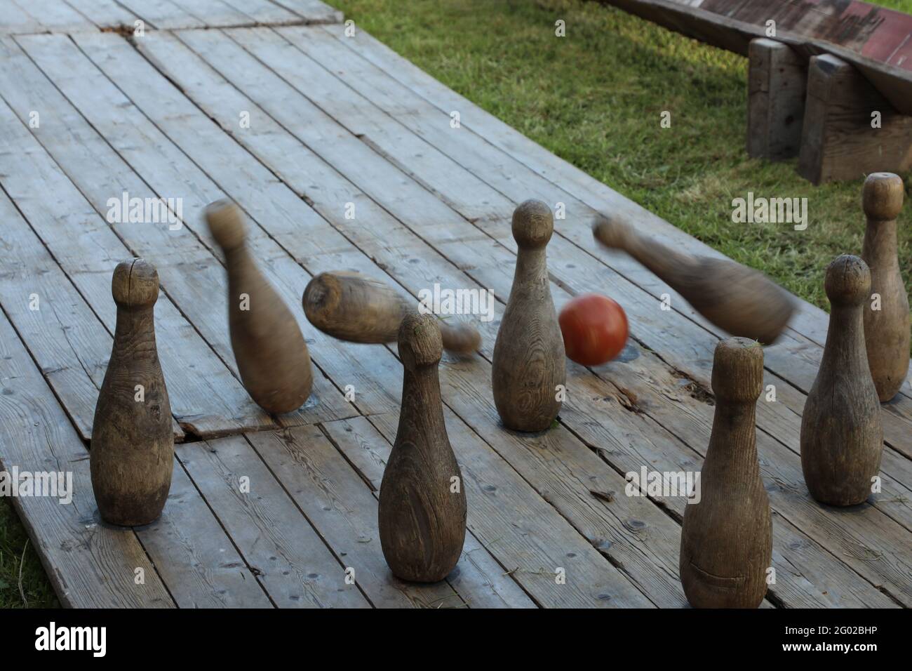 Bowling pins falling hi-res stock photography and images - Alamy