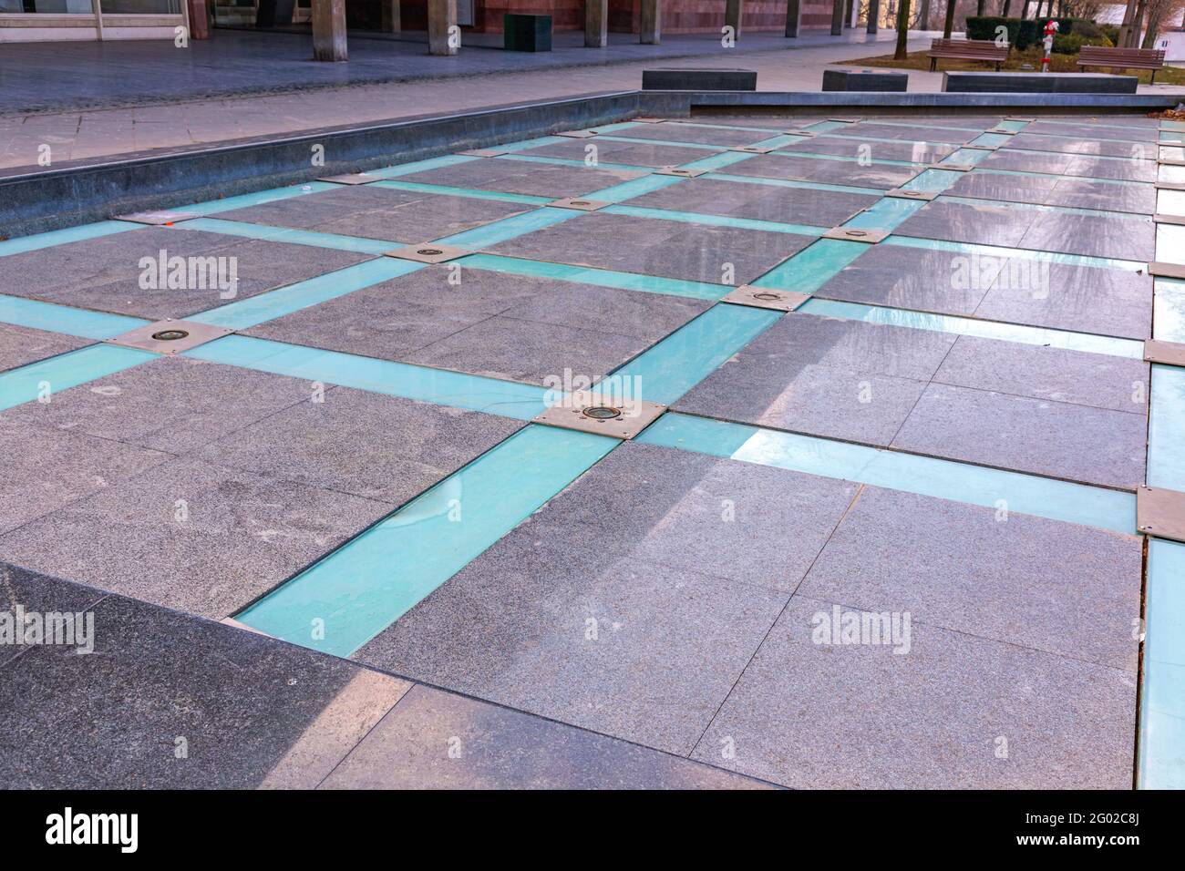 Empty fountain hi-res stock photography and images - Alamy