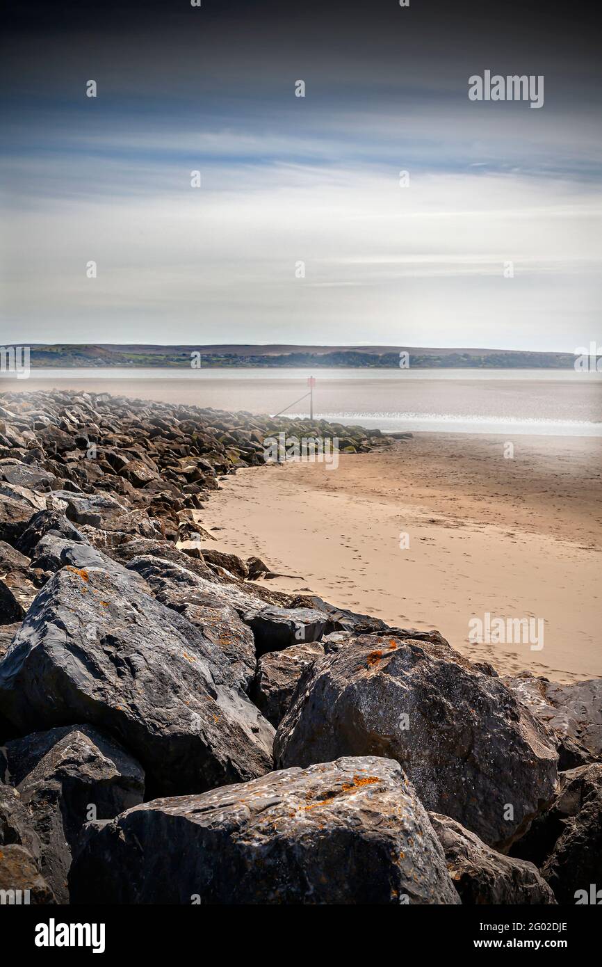 Low sea wall hi-res stock photography and images - Alamy