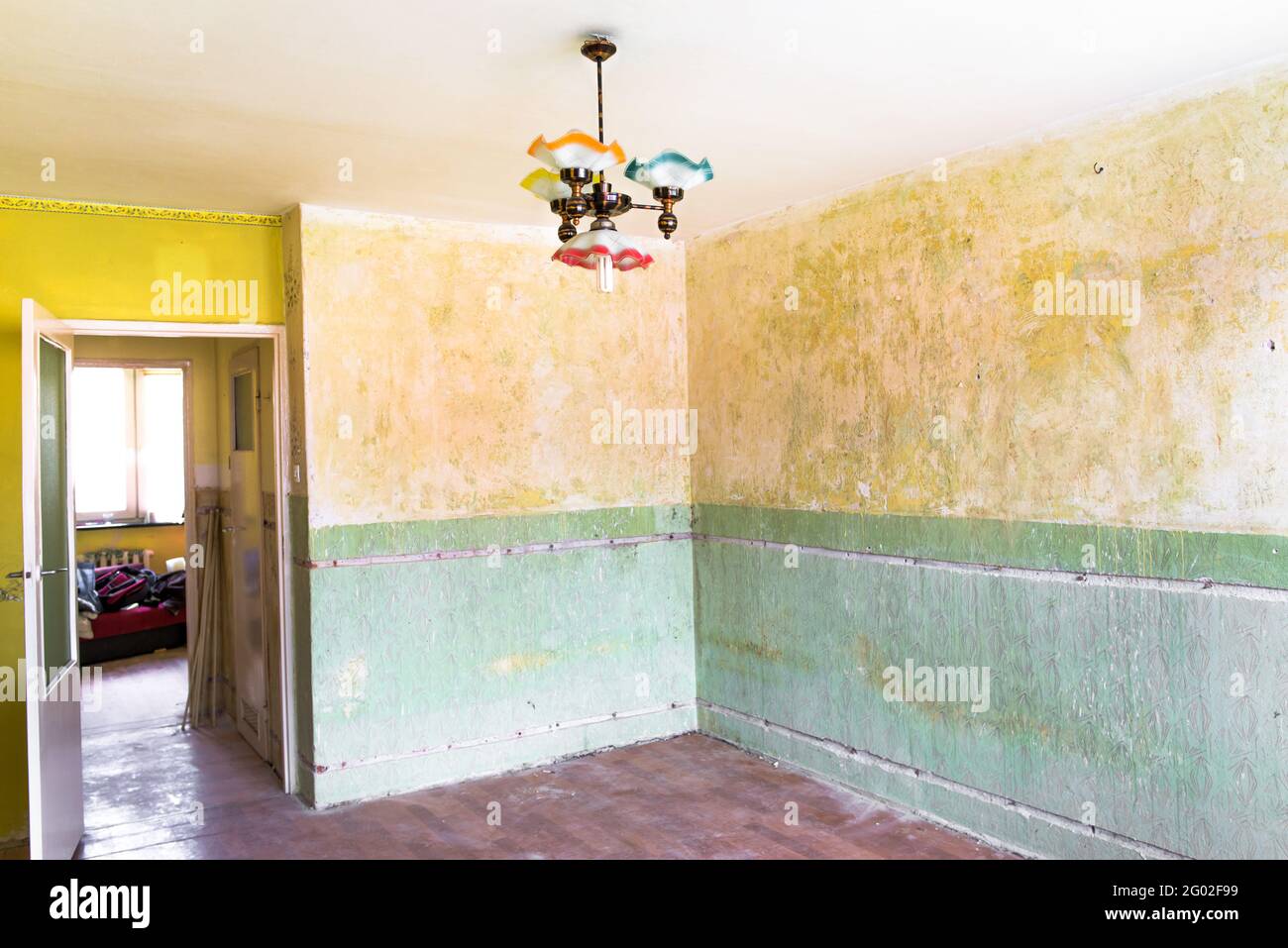 Retro home renovation, interior walls with dirty paint Stock Photo - Alamy