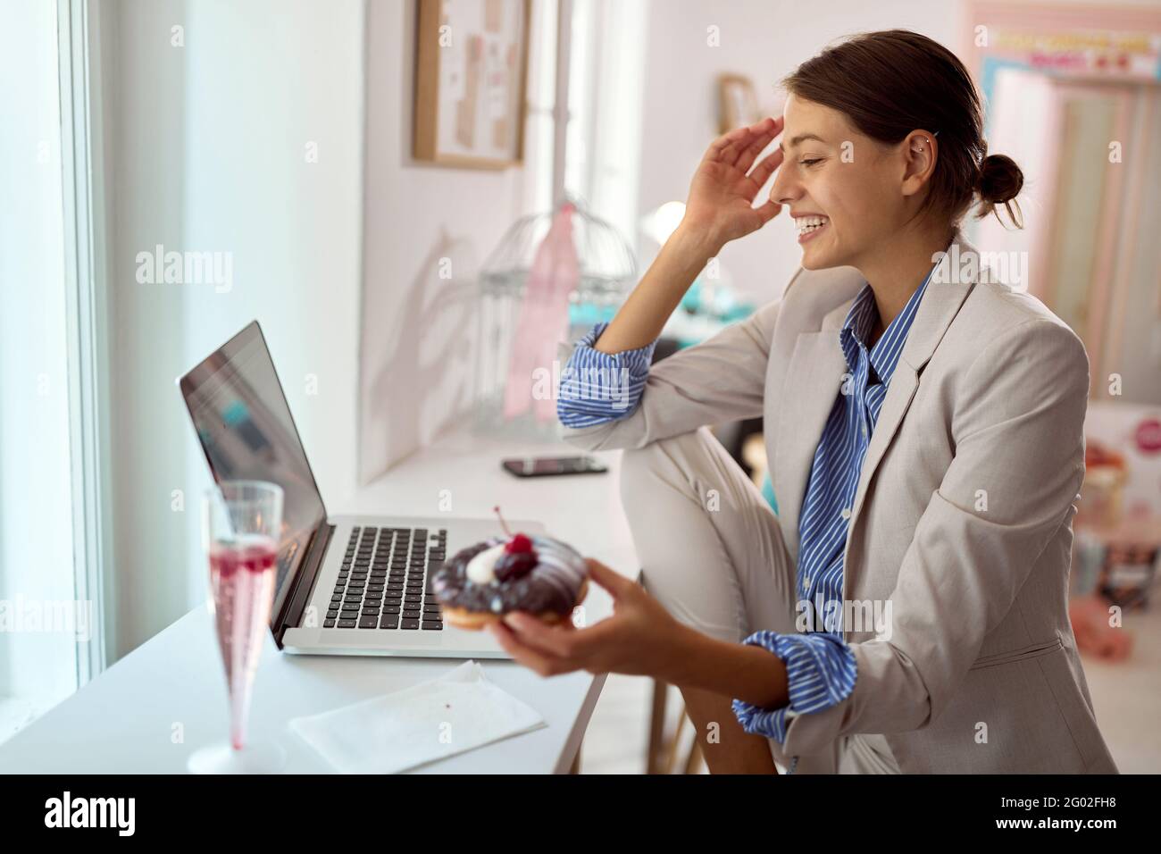 Unhealthy eating at desk computer hi-res stock photography and images ...