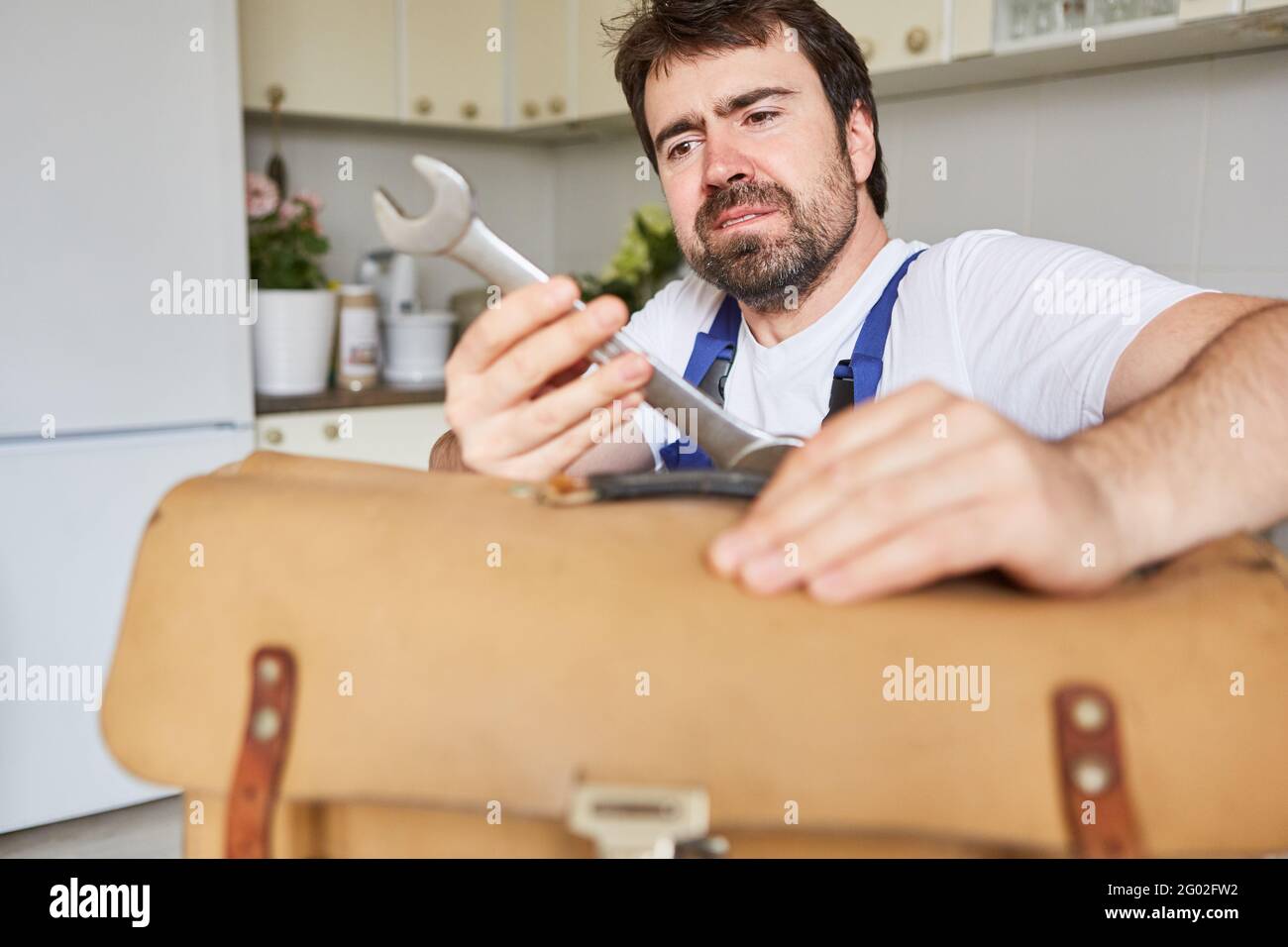 Craftsman from emergency repair hi-res stock photography and images - Alamy