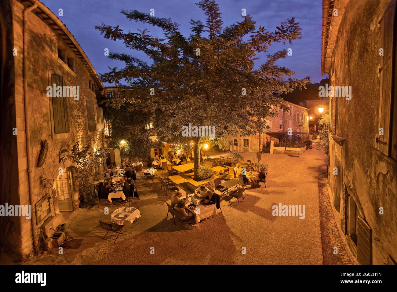 FRANCE - VAUCLUSE - 84 - OPPEDE LE VIEUX : THE VILLAGE SQUARE AND ...