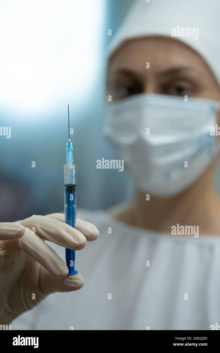 Doctor injection hi-res stock photography and images - Alamy