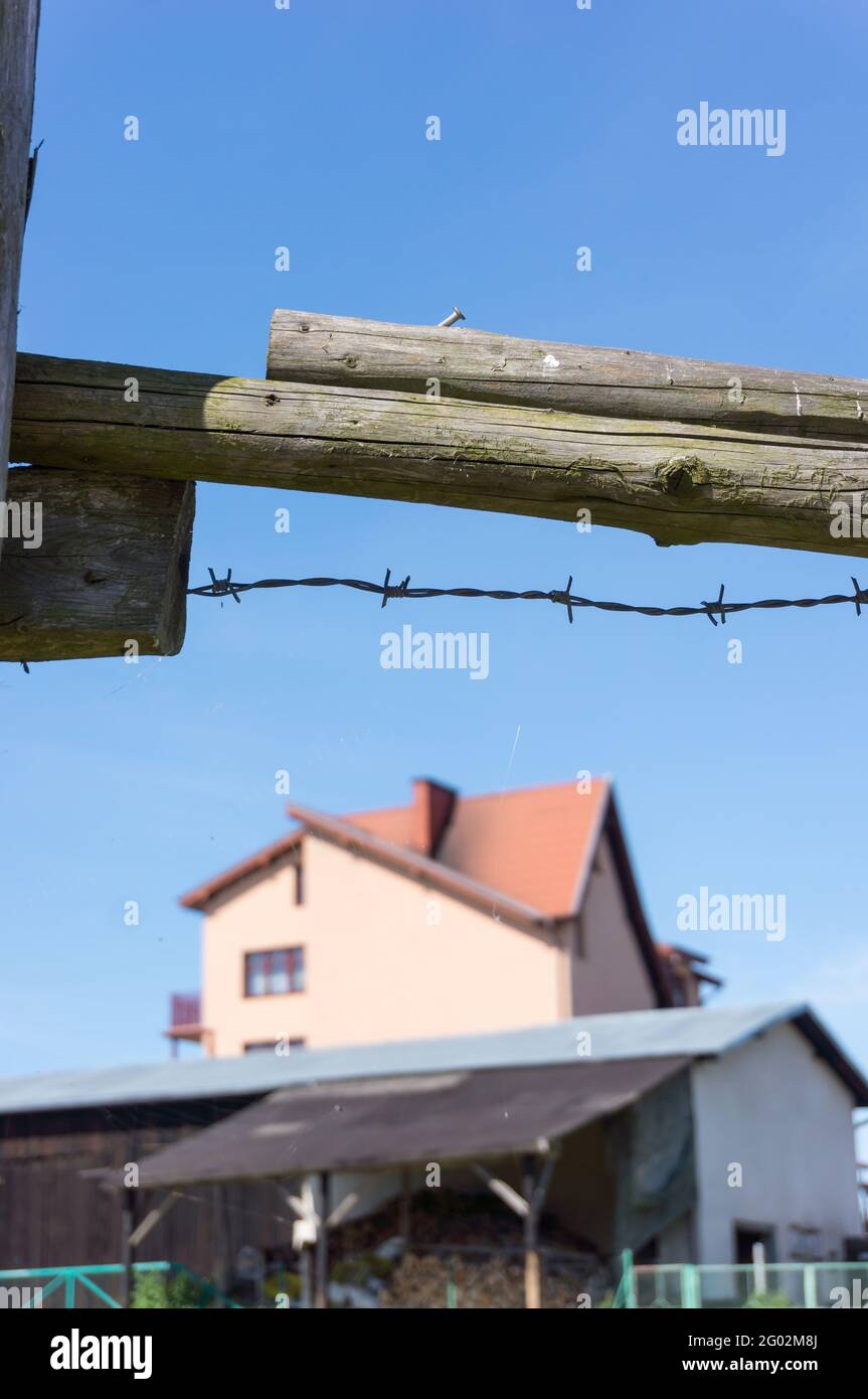 Wooden fence and wire Stock Photo - Alamy