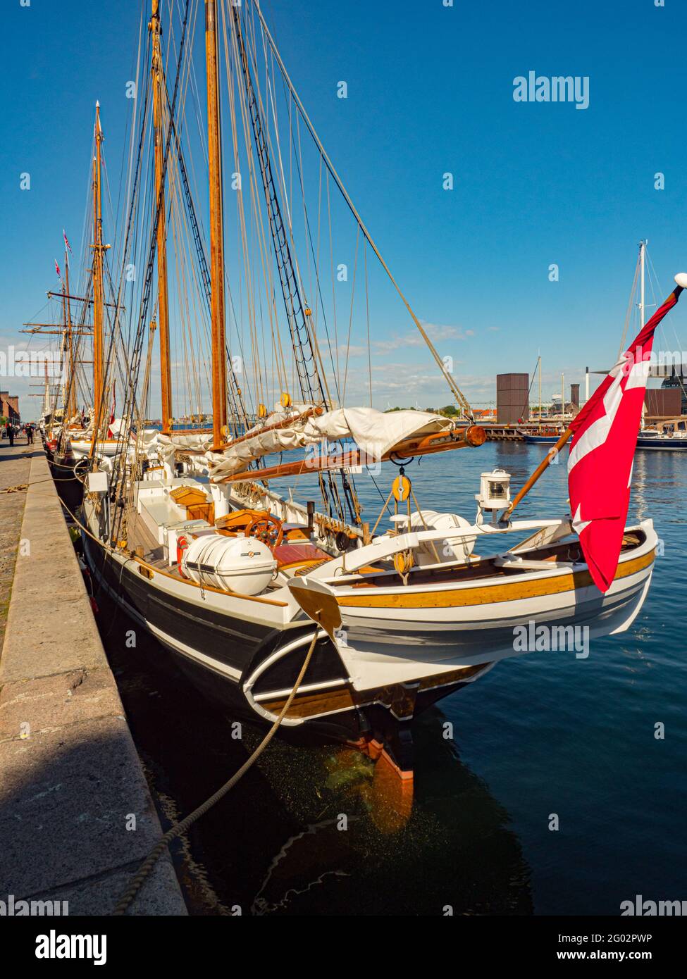 Large sailing ships hi-res stock photography and images - Alamy